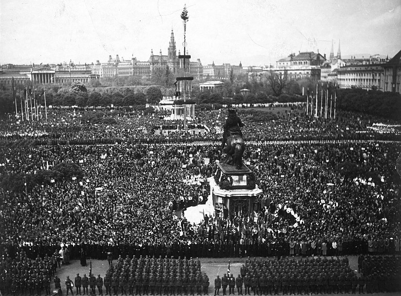 Albert Hilscher: Hitler in Vienna, view of Heldenplatz, 15 March 1938 ...